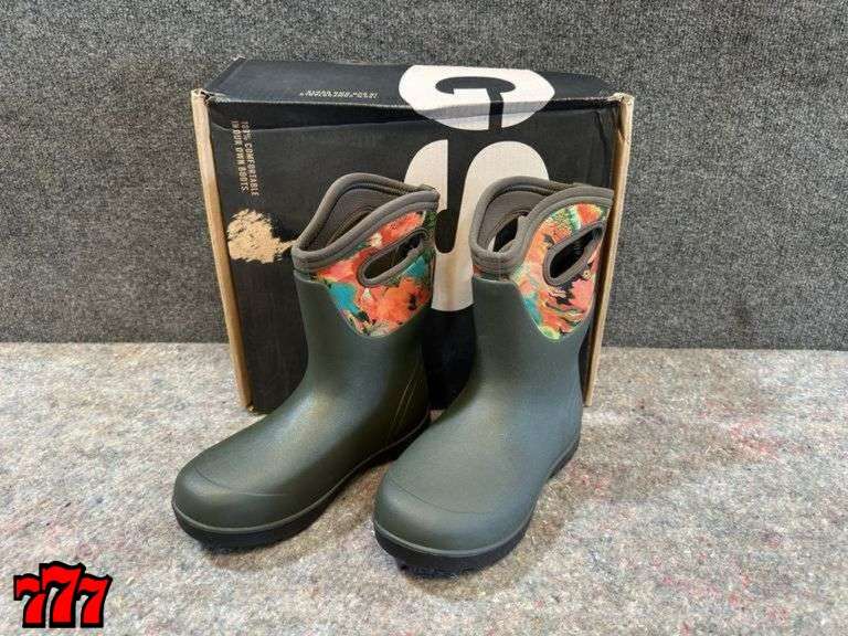 1 New Unused Pair Of Bogs Womens Farm Boots Size 6 - 777 Auction Company