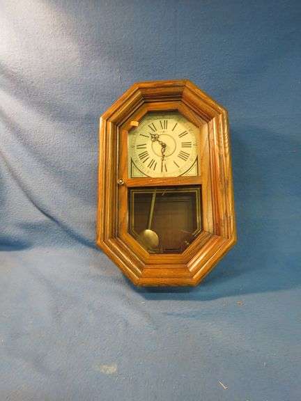 Howard Miller battery-operated clock. Untested - AAA Auction and Realty