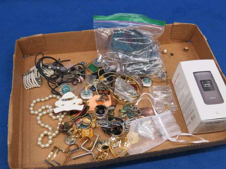 Costume jewelry, 11 Air Force Communications Command patches, and more ...