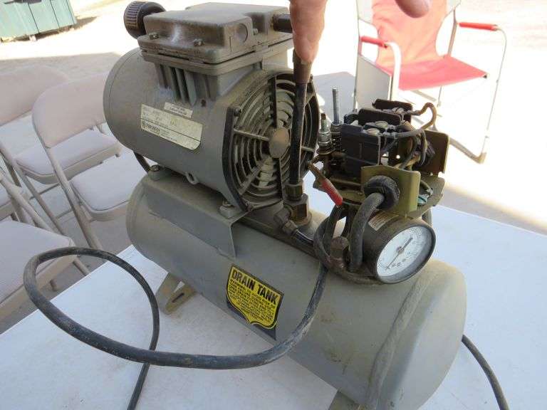 Small air compressor - AAA Auction and Realty