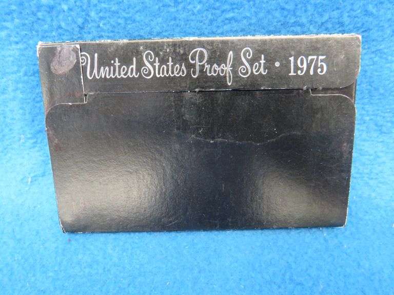 Two 1970 US Mint Uncirculated sets (one is unopened), a 1969 Proof set ...