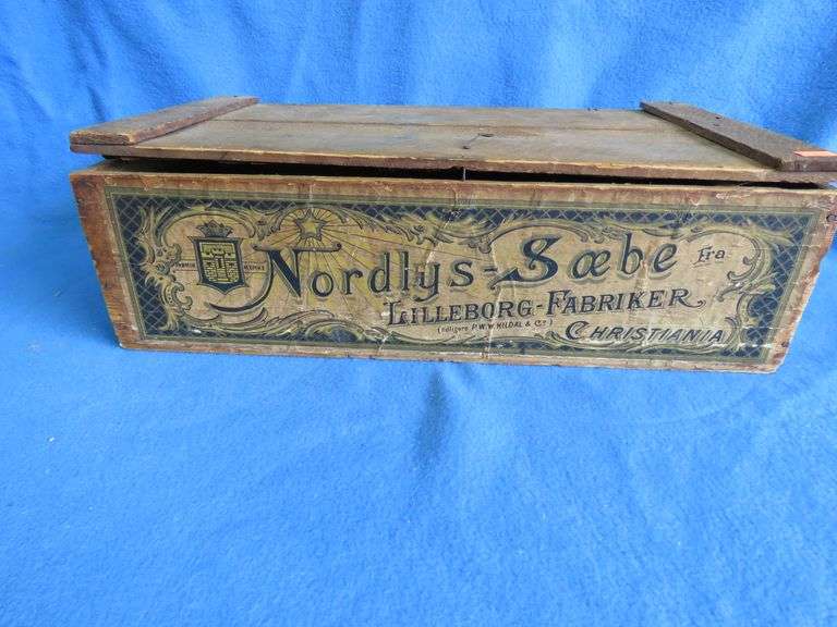 Primitive wooden box - AAA Auction and Realty