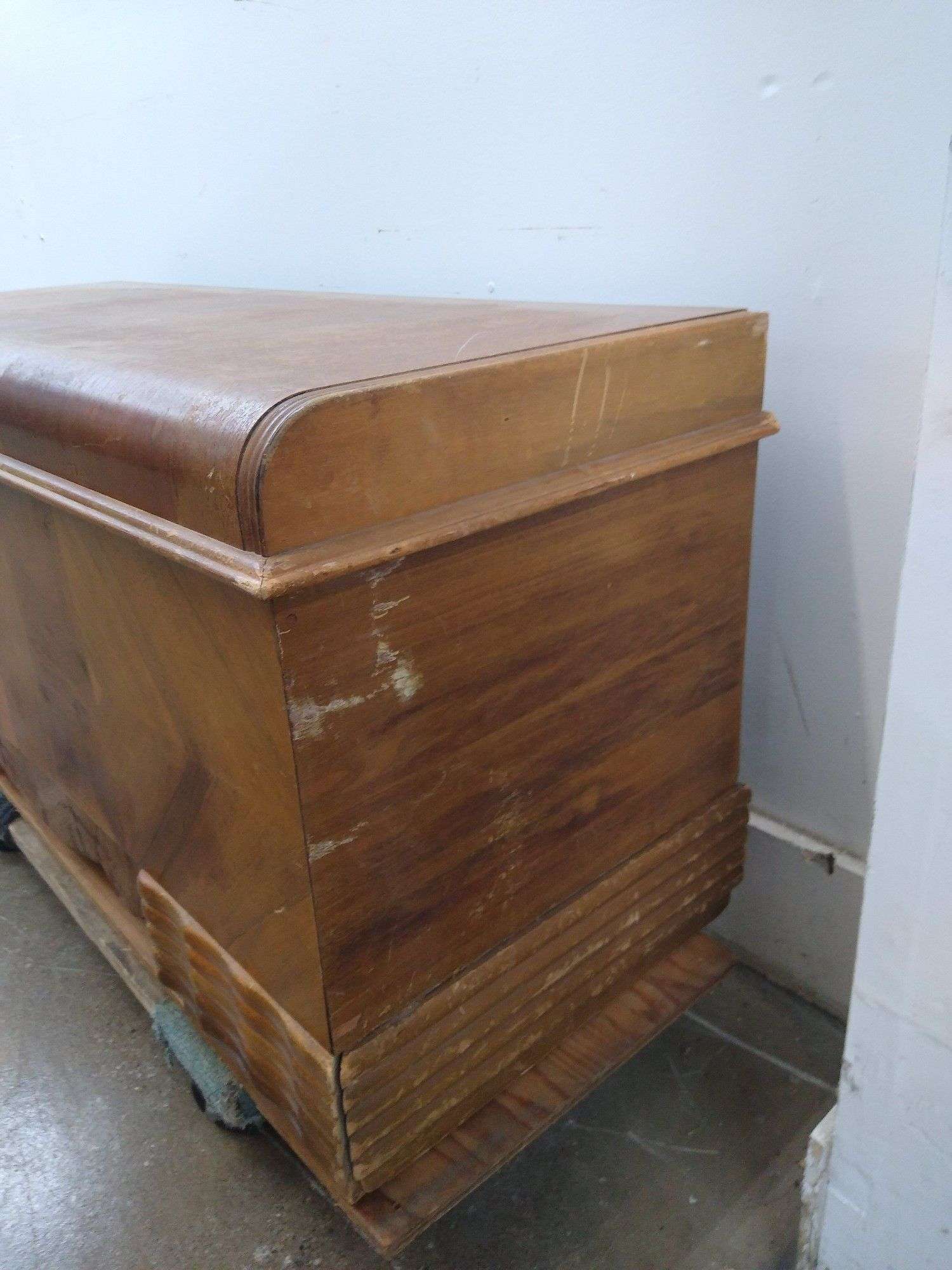 Caswell Runyan company cedar Hope chest USA 46 in wide x 23 in high x 18 in deep Lil Dusty Online Auctions All Estate Services LLC