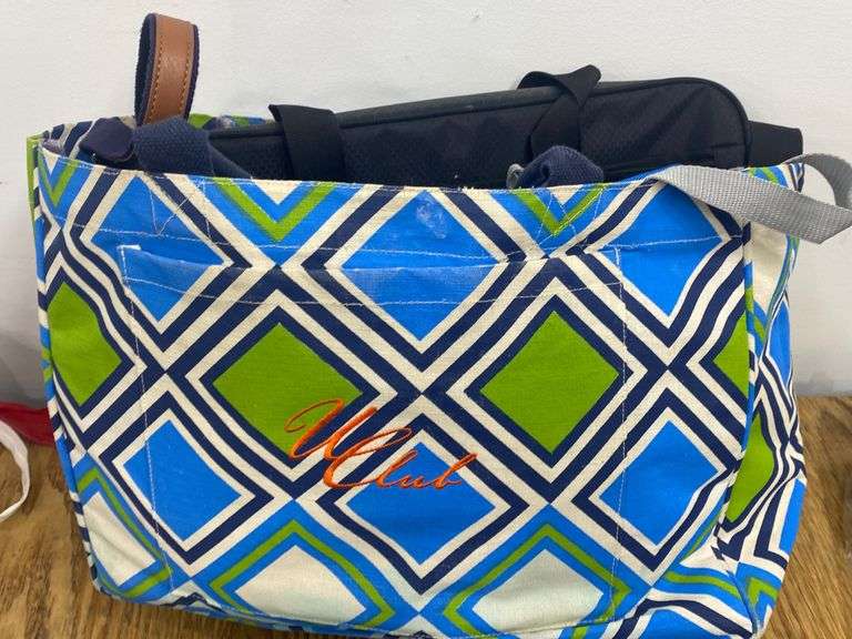 Large tote of bags, lunch bags and more. 3a - Lil Dusty Online Auctions ...