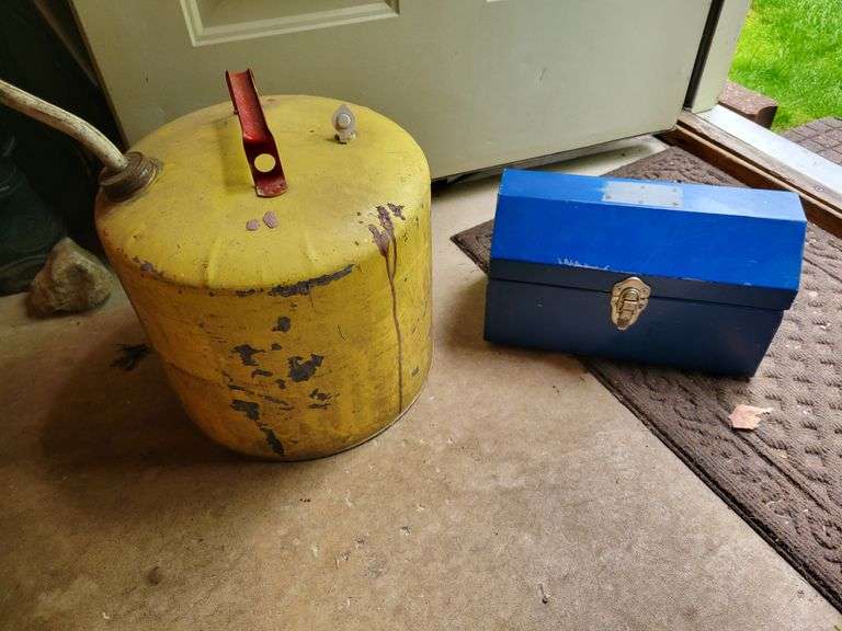 Vintage gas can and tool box. - Lil Dusty Online Auctions - All Estate ...