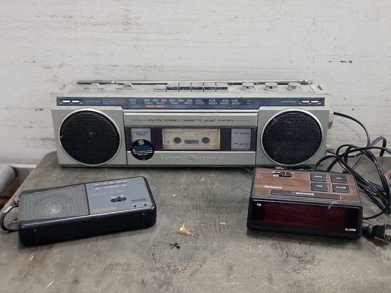 Vintage Radios & Alarm Clock. 7C - Lil Dusty Online Auctions - All ...