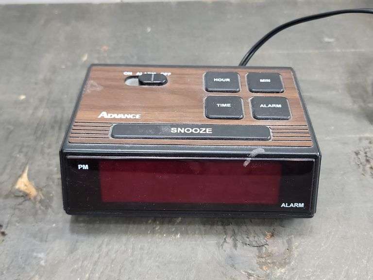 Vintage Radios & Alarm Clock. 7C - Lil Dusty Online Auctions - All ...