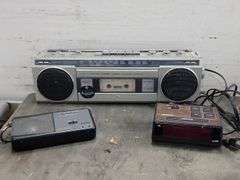 Vintage Radios & Alarm Clock. 7C - Lil Dusty Online Auctions - All ...