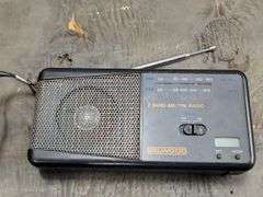 Vintage Radios & Alarm Clock. 7C - Lil Dusty Online Auctions - All ...