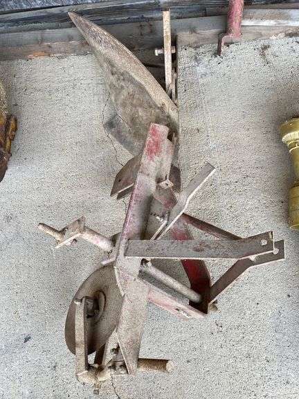 One bottom plow, 3pt hook-up - Lil Dusty Online Auctions - All Estate ...