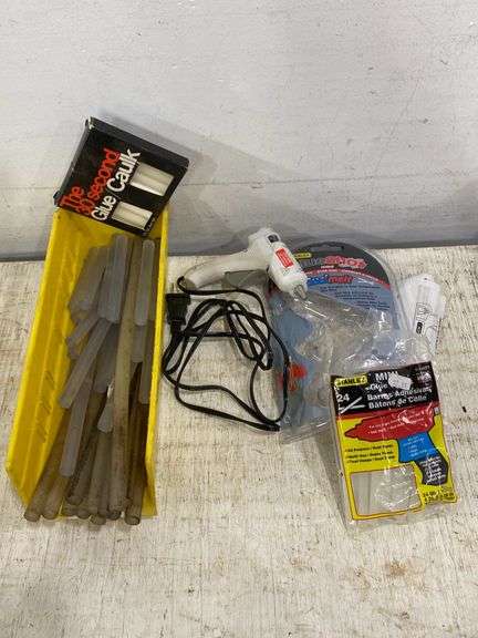 Stanley mini glue gun, glue sticks. 7c - Lil Dusty Online Auctions ...