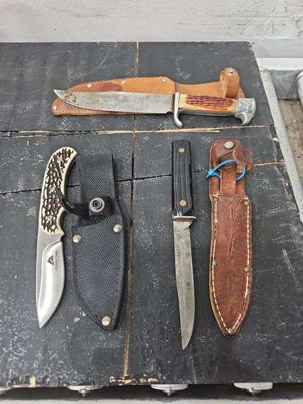 A lot of 3 knives with sheaths 7c - Lil Dusty Online Auctions - All ...