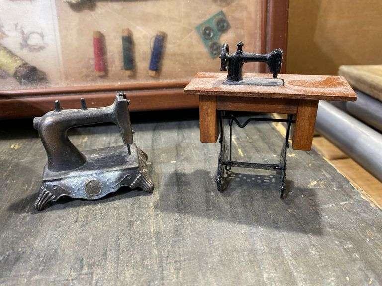 Sewing machine miniatures, wood case, metal tin. 2d - Lil Dusty Online ...
