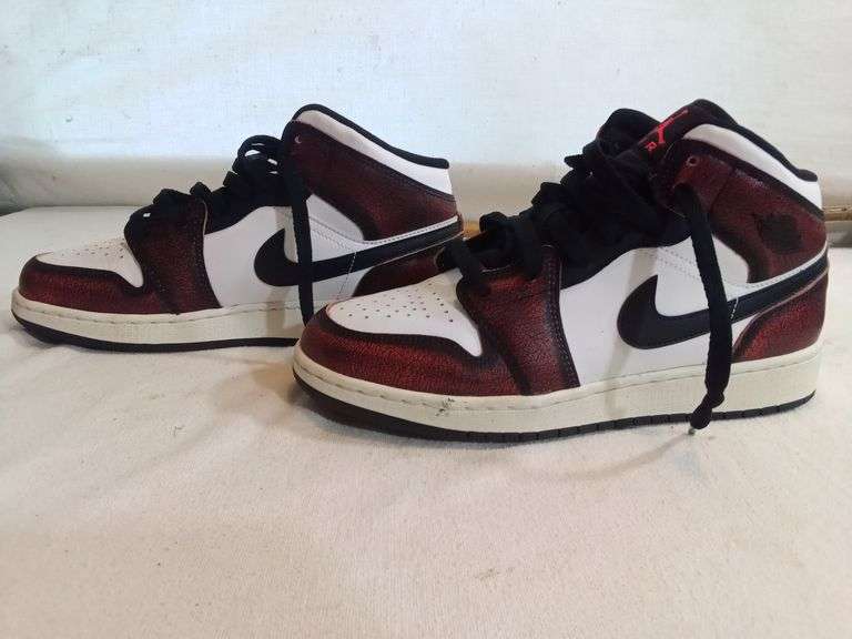 Air Jordans 6.5Y Great Condition - Lil Dusty Online Auctions - All ...