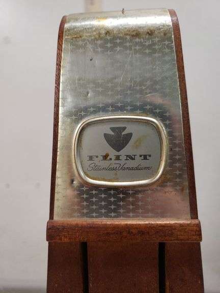 FLINT KNIFE BLOCK WITH KNIVES. 00D - Lil Dusty Online Auctions - All ...