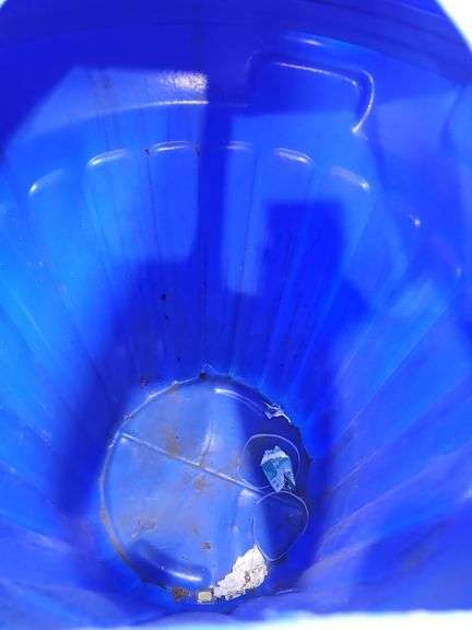 Blue hawk 32 gallon trash can with lid 16 - Lil Dusty Online Auctions ...