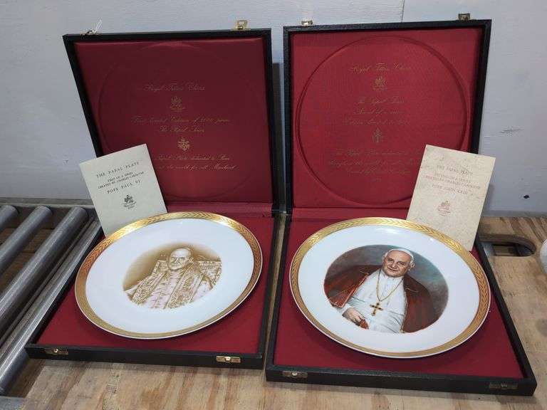 2 Royal Tettau China papal plates - Pope John XXII, Pope Paul VI. 8d ...