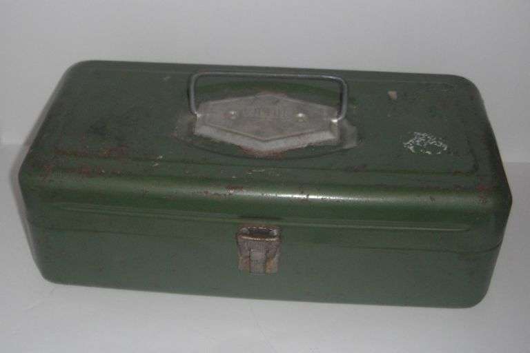 Vintage Victor Tackle Box w/ Several Old Wooden Lures +++ - Lil Dusty ...