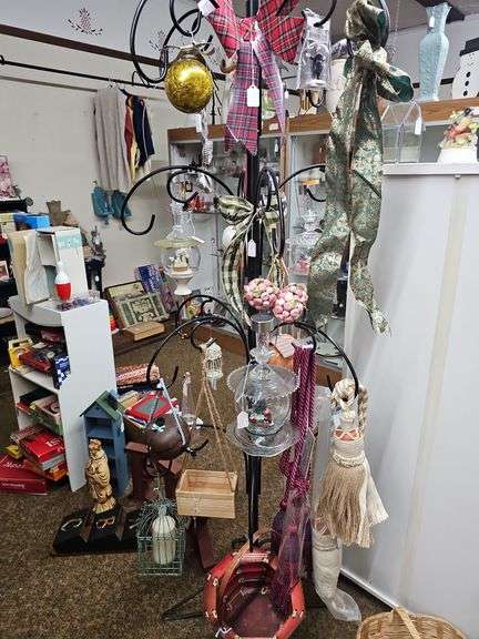 Misc hanging decor - Lil Dusty Online Auctions - All Estate Services, LLC