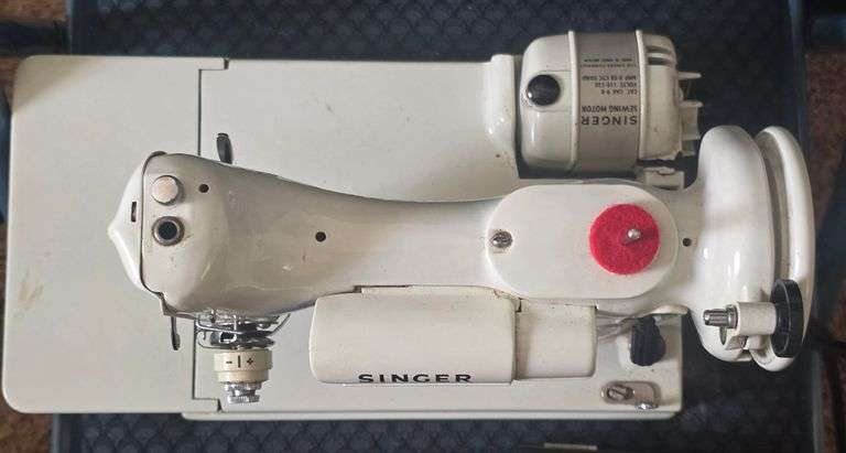 Vintage Singer Featherweight Sewing Machine w/Case - Model 221 - Lil ...