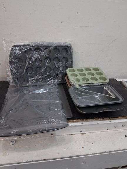Bakeware; muffin pans, baking sheets, pyrex and farberware dishes. 2e ...
