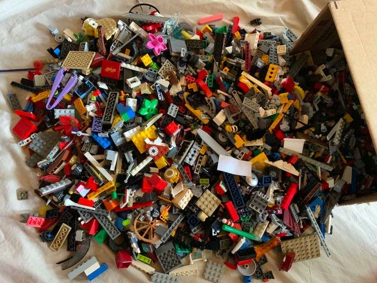 BOX OF LEGO Genuine Assorted Bricks/Pieces - Lil Dusty Online Auctions ...