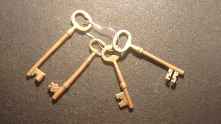 (4) Large SKELTON KEYS - Rare at this size - Lil Dusty Online Auctions ...