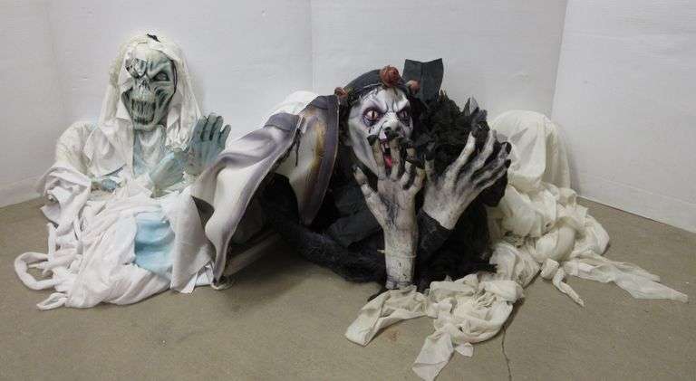 Halloween Decor, Including: Scary Figures - Albrecht Auction Service