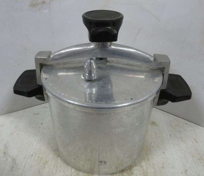 Wearever Chicken Bucket Pressure Cooker - Albrecht Auction Service