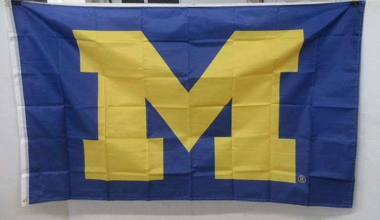 University of Michigan Flag - Albrecht Auction Service