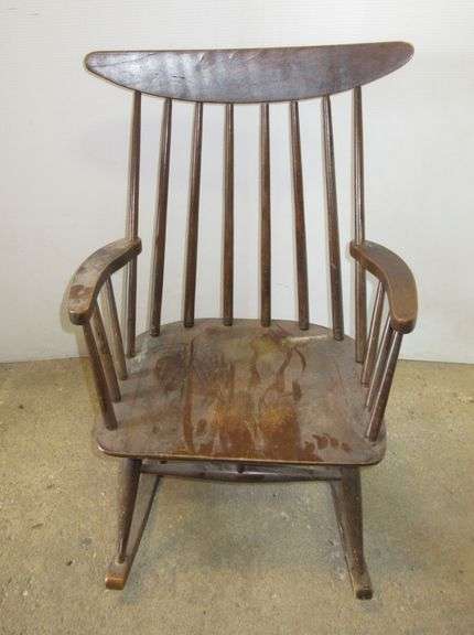 Small Wood Rocking Chair - Albrecht Auction Service