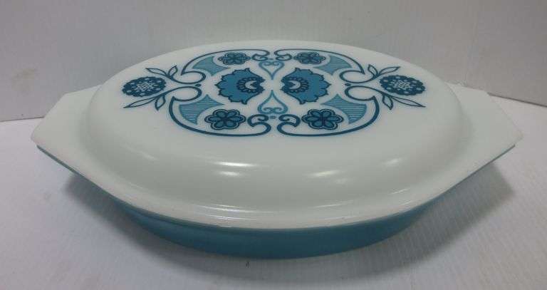 1 1/2-Quart Divided Pyrex Dish - Albrecht Auction Service