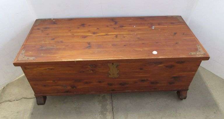 Forest Park Line Cedar Chest - Albrecht Auction Service