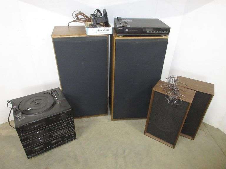 Realistic Stereo System, AM/FM Radio, CD Player, Cassette Player ...