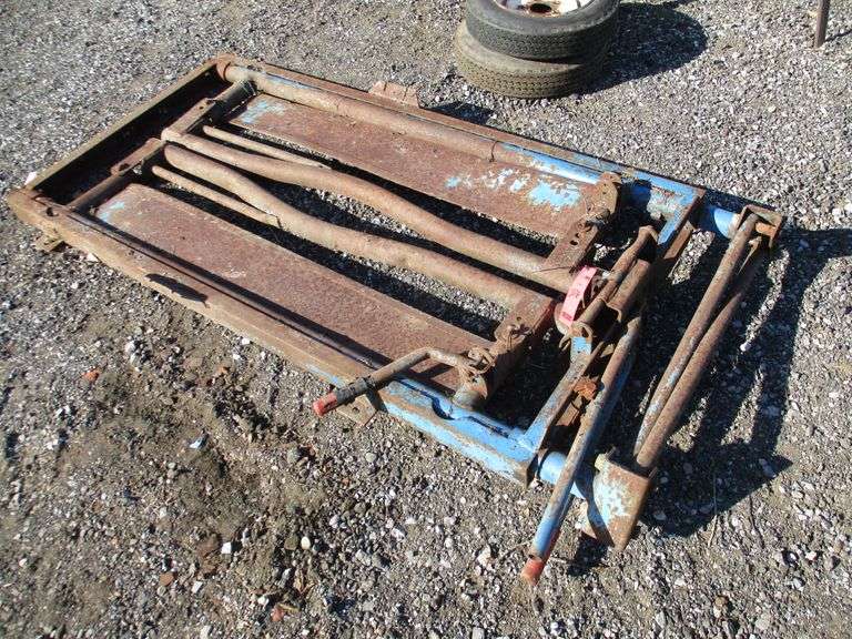 Cattle automatic locking head gate, heavy rust - Albrecht Auction Service