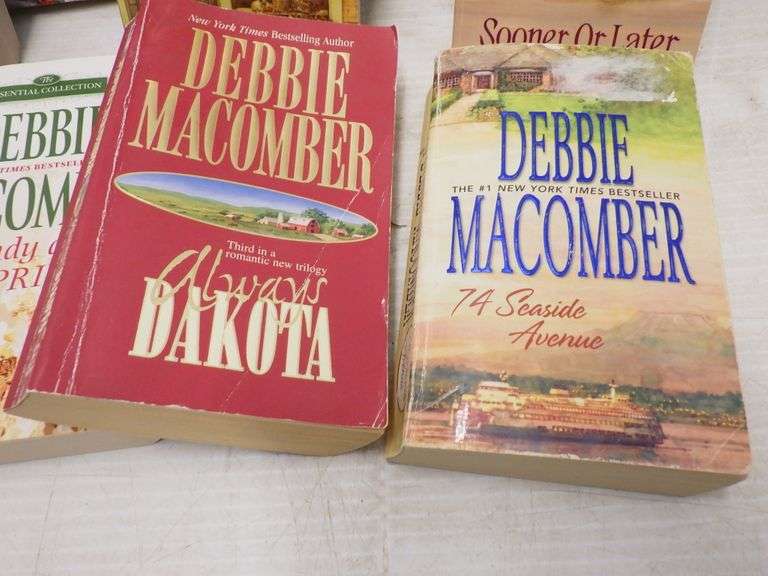 Various Debbie Macomber Books - Albrecht Auction Service