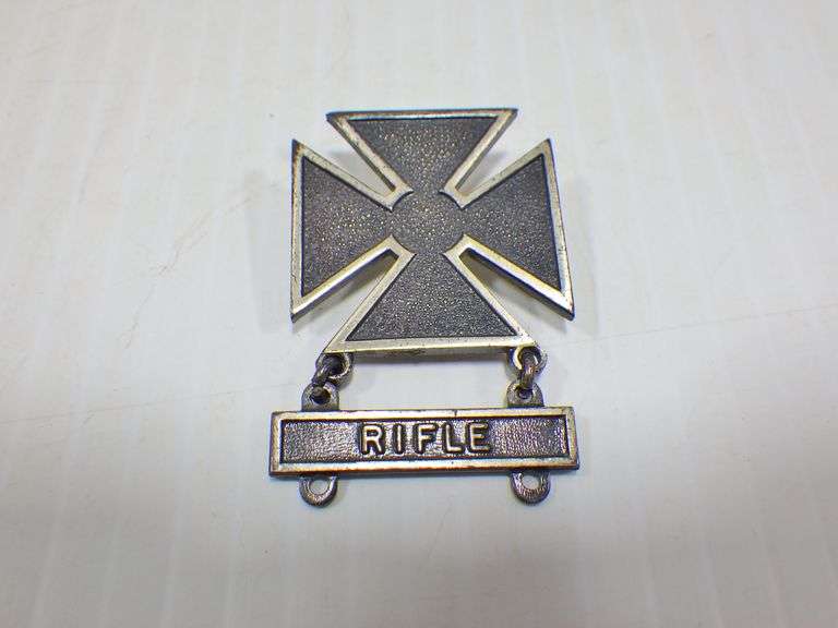 Sterling silver cross and rifle military pin - Albrecht Auction Service