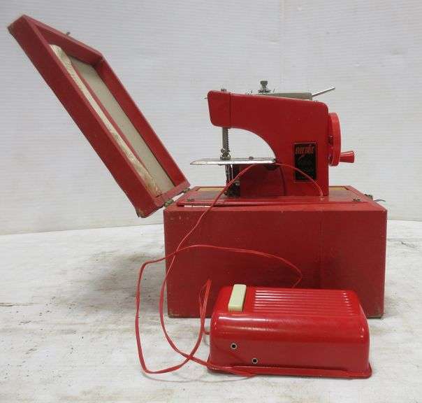 Mid-Century Child's Battery Operated "Electric Little Modiste" Sewing ...