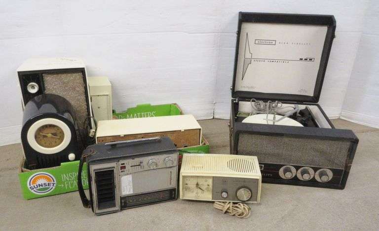 Admiral Eltone record player for 33, 45, 16, and 78 RPM vinyl records ...