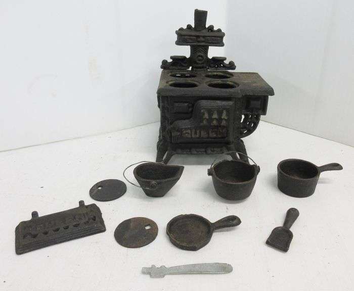 Cast iron miniature wood stove with pots, 6"H - Albrecht Auction Service