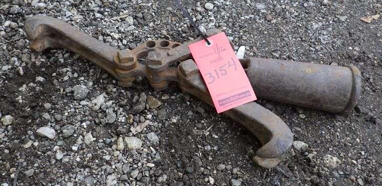 Antique railroad tie grabber and clamp - Albrecht Auction Service