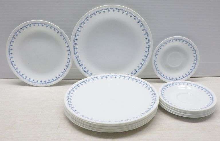 Corelle dishes, blue snowflake pattern - Albrecht Auction Service
