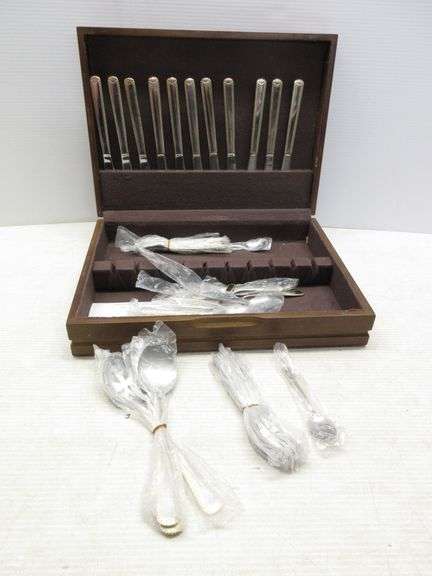 91-Piece stainless silverware set with case - Albrecht Auction Service