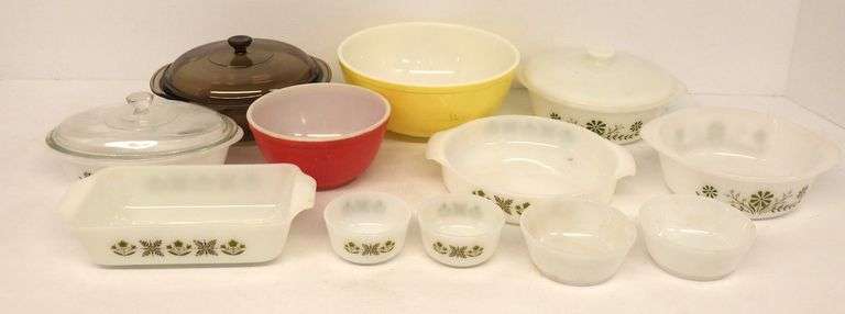 Assorted older Pyrex dishes, up to 10 1/2"W, good - Albrecht Auction ...