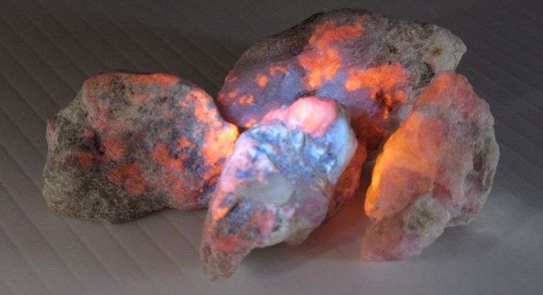 Fluorescent Hackmanite glows bright orange, 4-pieces, 87g, nice ...