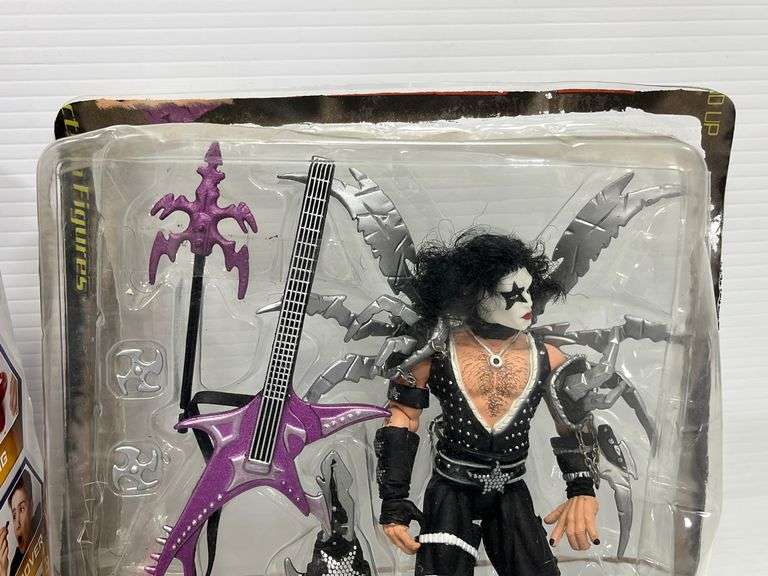 McFarlane Toys KISS Paul Stanley figurine, Mr. DNA Dino Dig-Dig and ...