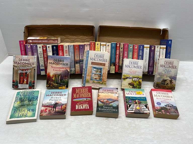 (41) Debbie Macomber books - Albrecht Auction Service