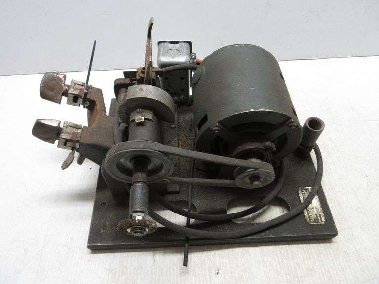 Key cutting machine, older style - Albrecht Auction Service
