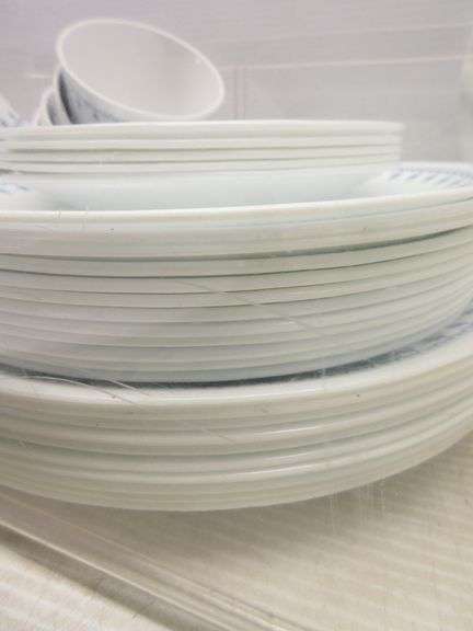 Corelle snowflake garland pattern dishes - Albrecht Auction Service