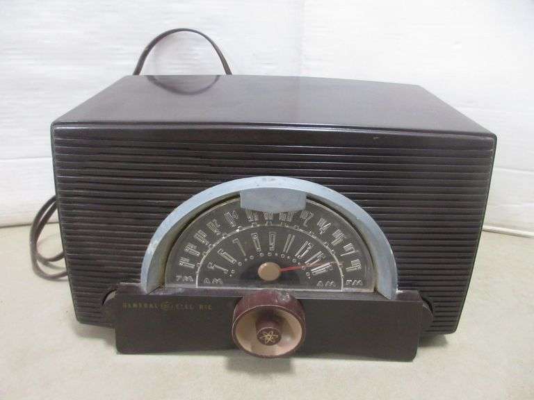 General Electric bakelite AM/FM tube radio, dial light works, picks up ...